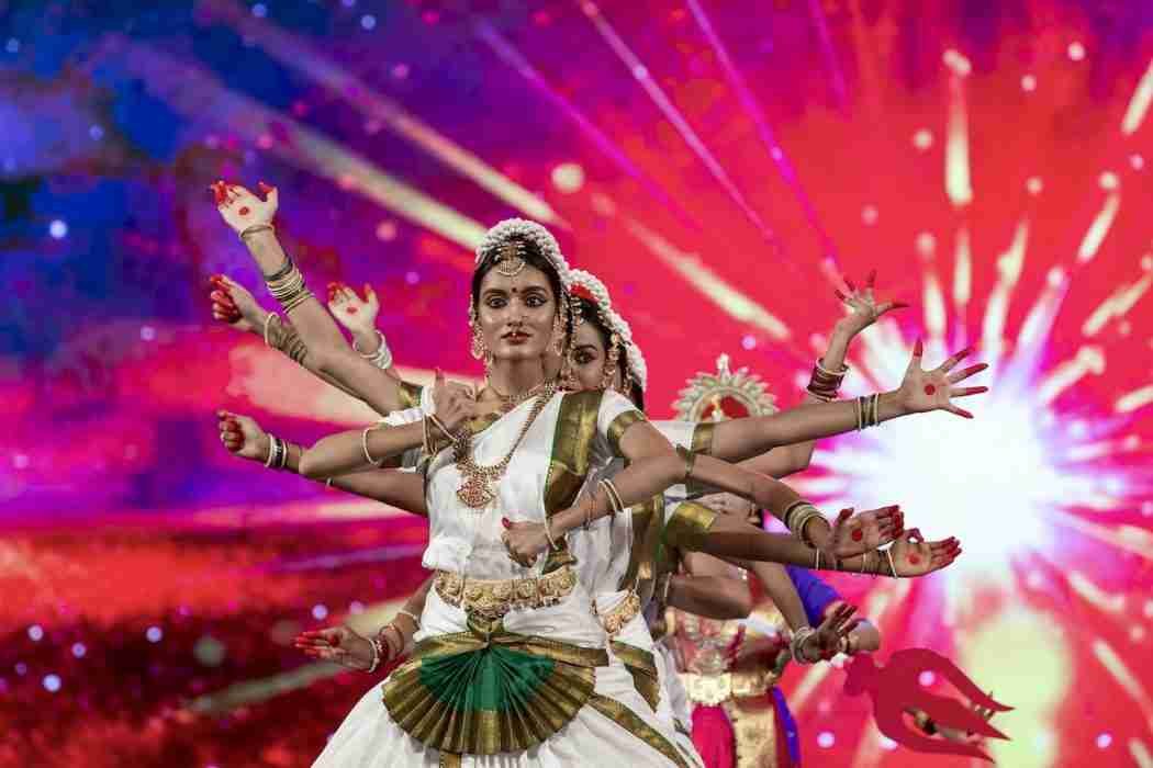 What happens during Navratri in Gujarat? - travelseewrite